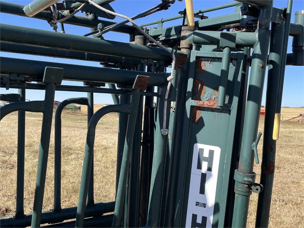 Dunkle Auction Services Inc. - HI-HOG Manual Cattle Squeeze w/ Self ...