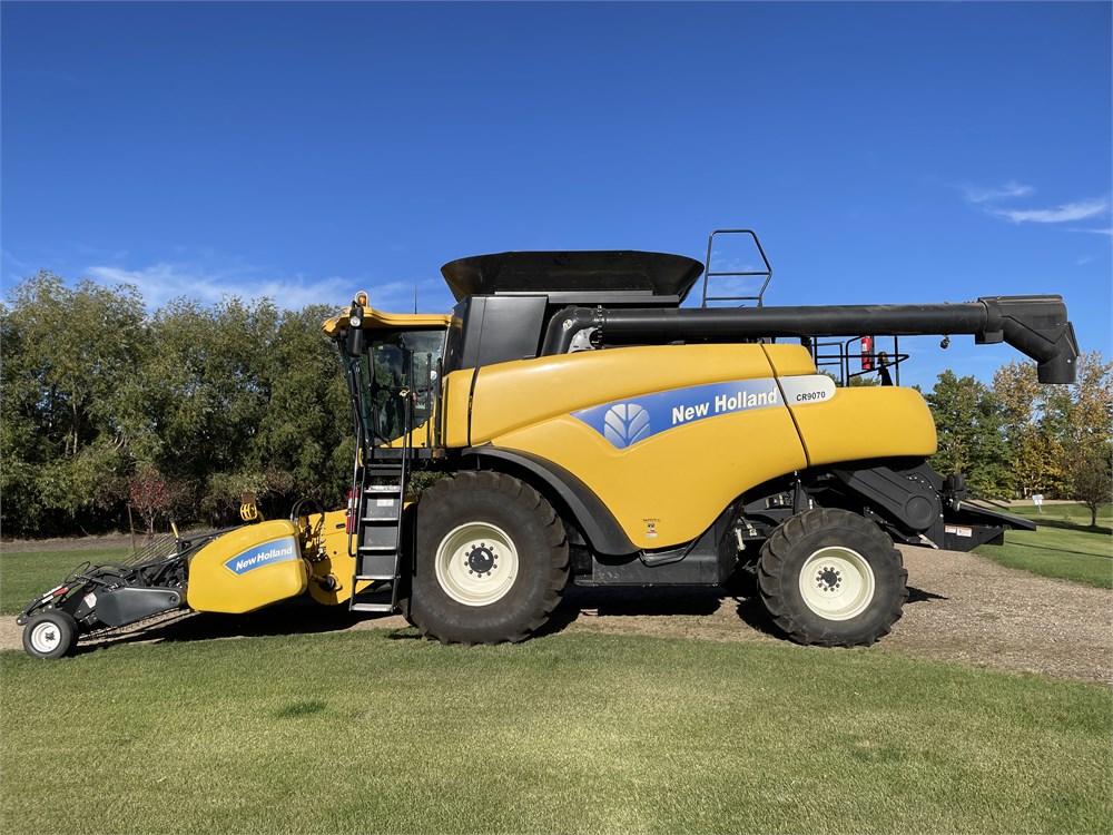 Dunkle Auction Services - 2008 NEW HOLLAND CR9070 Combine w/ NH 76C 14 ...