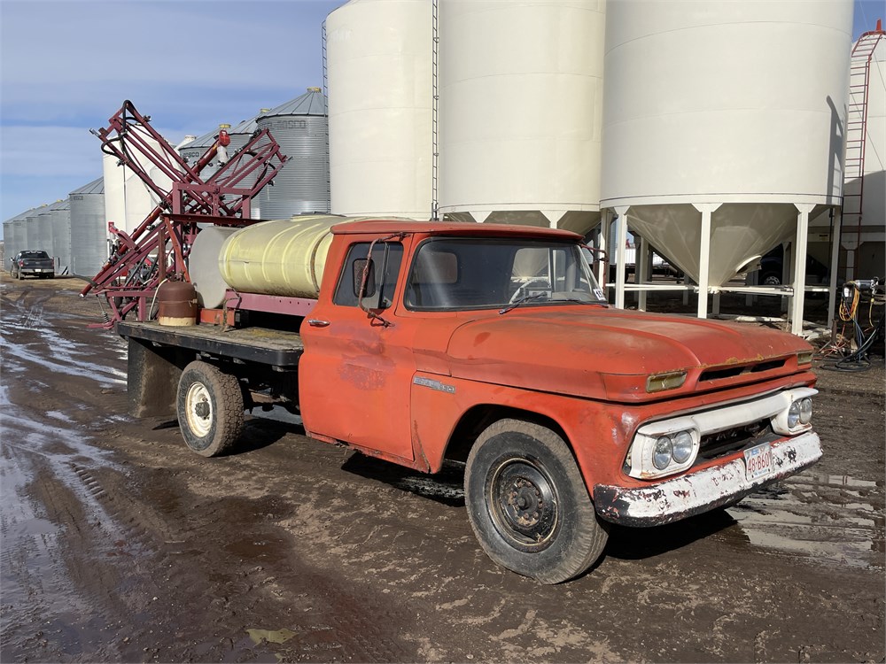 Dunkle Auction Services Inc. - 1963 GMC 930 Sprayer Truck, ±30 Ft ...