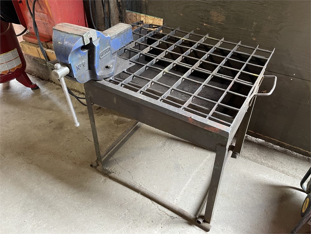 Dunkle Auction Services Inc. - Welding Table With Vice