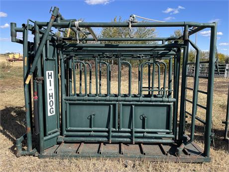 Dunkle Auction Services Inc. - HI-HOG Manual Cattle Squeeze w/ Self ...