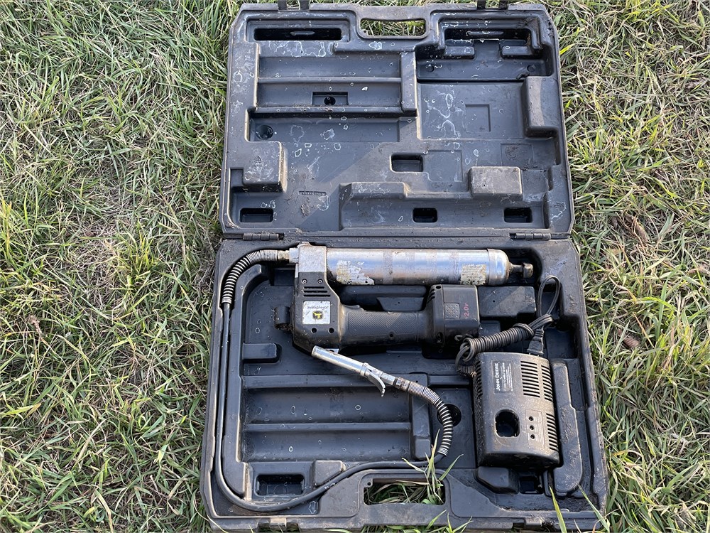 Dunkle Auction Services - JOHN DEERE 12V Cordless Grease Gun
