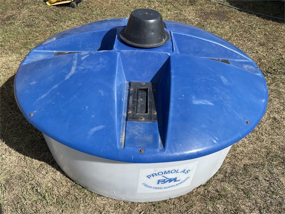 Dunkle Auction Services - PROMOLAS Blue Poly Livestock Mineral Lick Tank