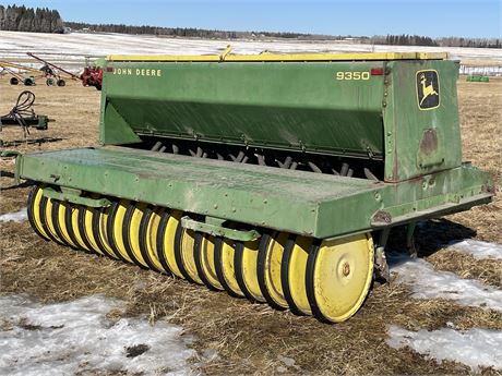 Dunkle Auction Services - JOHN DEERE 9350 Hoe Drill w/ Grass Seed ...