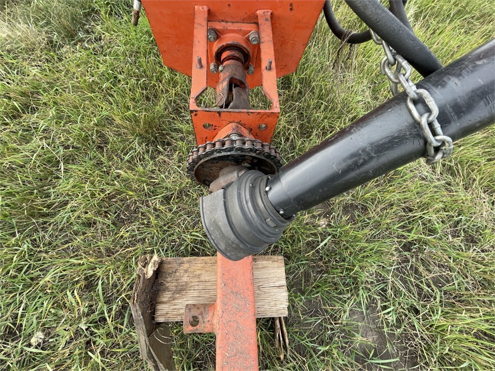 Dunkle Auction Services Inc. - BRANDT 1060 Mech. Swing Grain Auger, 10 ...