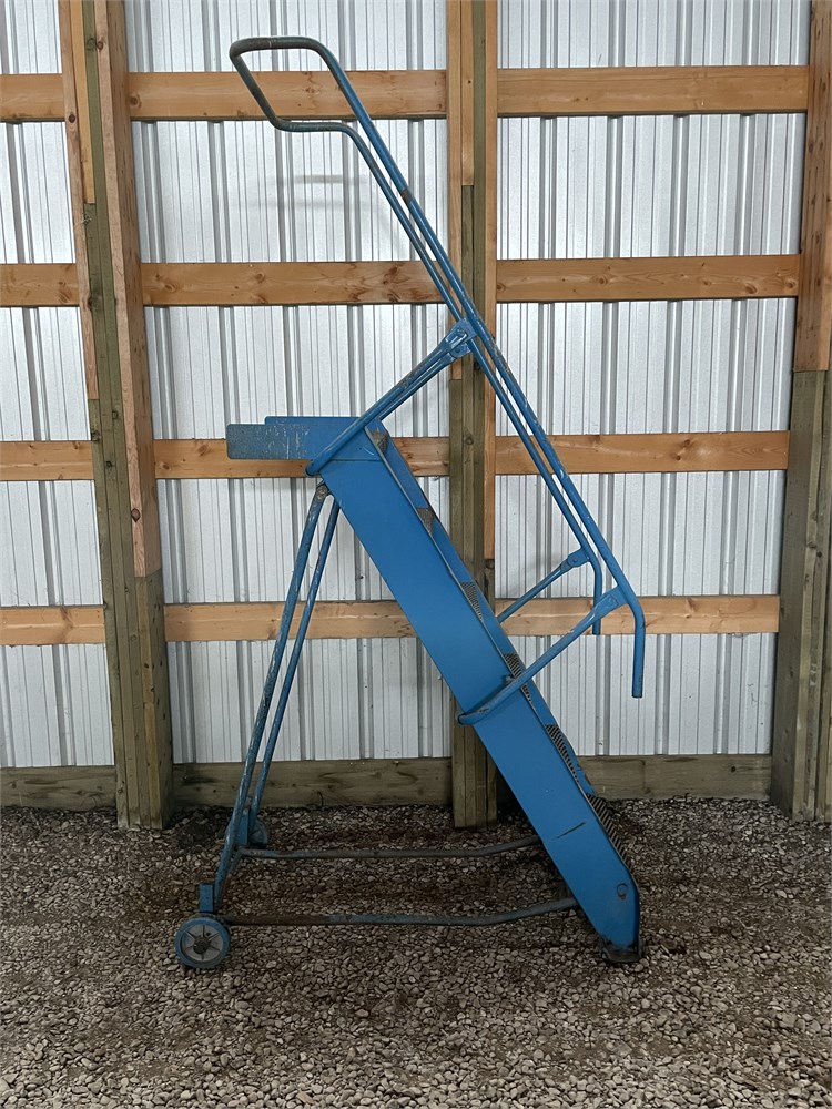 Dunkle Auction Services - Portable Metal 6 Stair Riser Platform on Casters