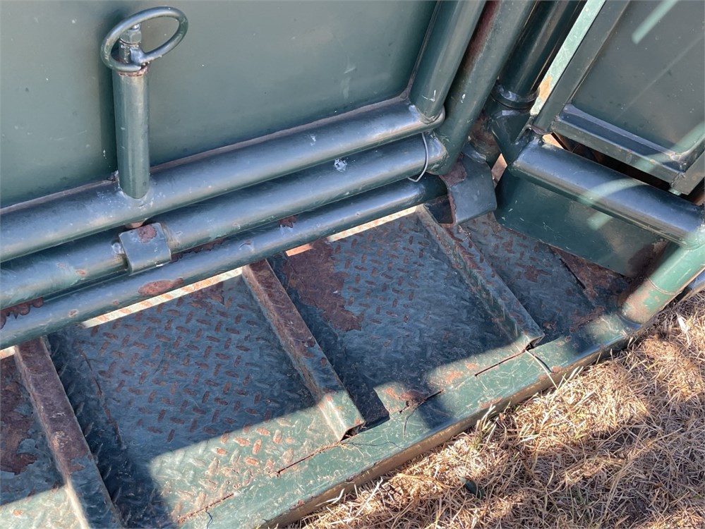 Dunkle Auction Services Inc. - HI-HOG Manual Cattle Squeeze w/ Self ...