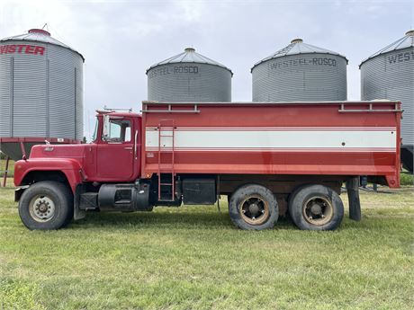 Dunkle Auction Services Inc. - 1978 MACK R400 t/a Grain Truck w/ 17 Ft ...