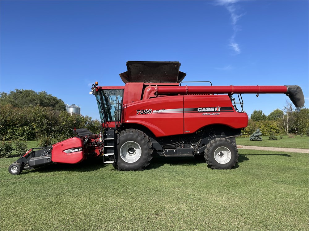 Dunkle Auction Services - 2010 CASE IH 7088 s/p Combine w/ Case 3016 ...