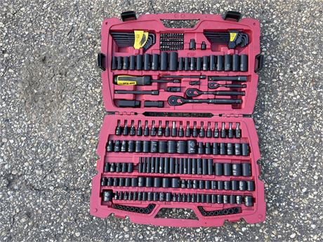 Dunkle Auction Services Inc. - STANLEY FatMax Socket Set