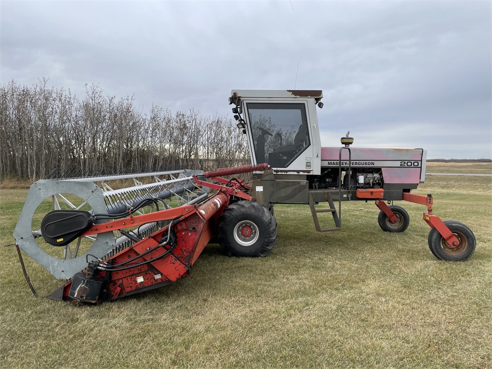 Dunkle Auction Services - 1993 MASSEY FERGUSON 200 s/p Swather w/ 26 Ft ...