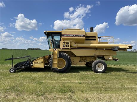 Dunkle Auction Services - 1997 NEW HOLLAND TR98 Combine w/ 13' NH 971 P ...