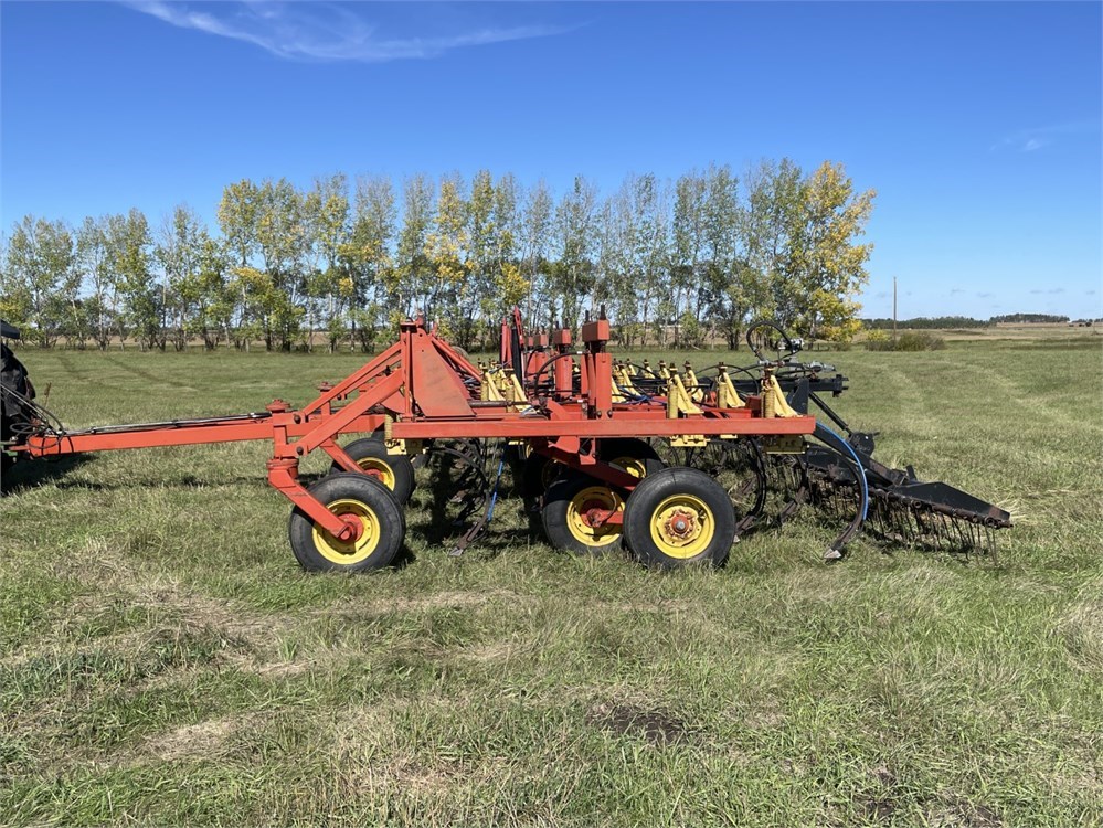 Dunkle Auction Services - 1993 BOURGAULT 9200 Chisel Plow, 28 Ft., 12 ...