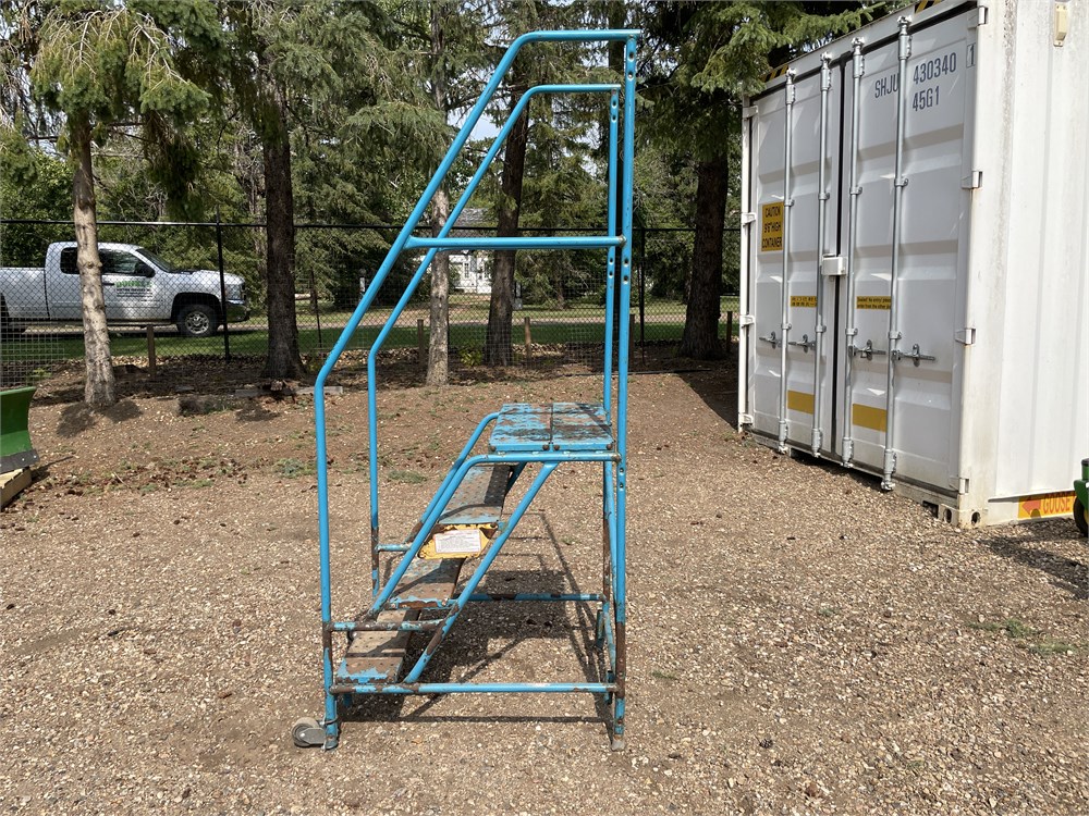 Dunkle Auction Services Inc. - 4 Step Portable Rolling Ladder Riser ...