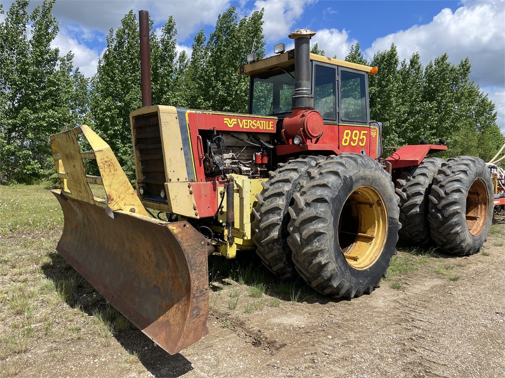 Dunkle Auction Services - 1980 VERSATILE 895 4WD Tractor w/ Degelman 14 ...
