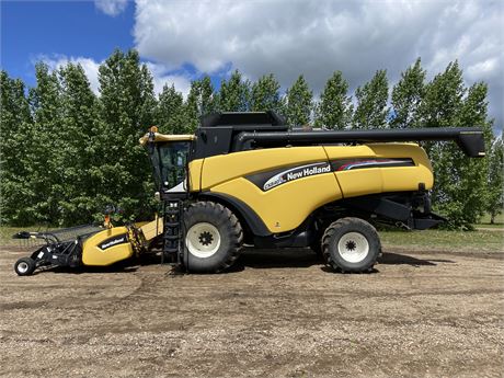 Dunkle Auction Services - 2005 NEW HOLLAND CX840 s/p Combine w/ 14 Ft ...